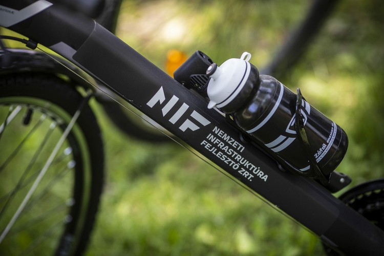 A NIF nemcsak építteti a Balatoni Bringakört, hanem részt is vesz az ...