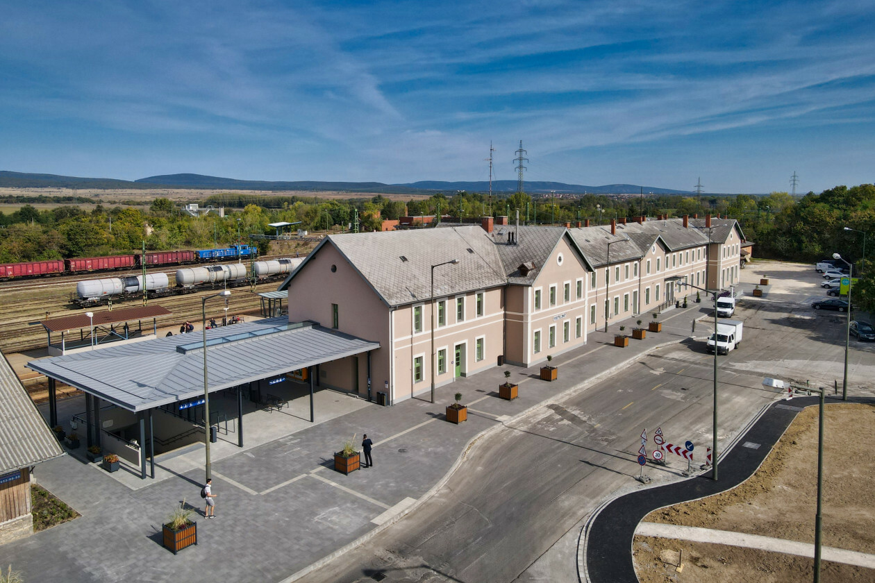 Megnyílt az utasok előtt a teljeskörűen felújított veszprémi ...