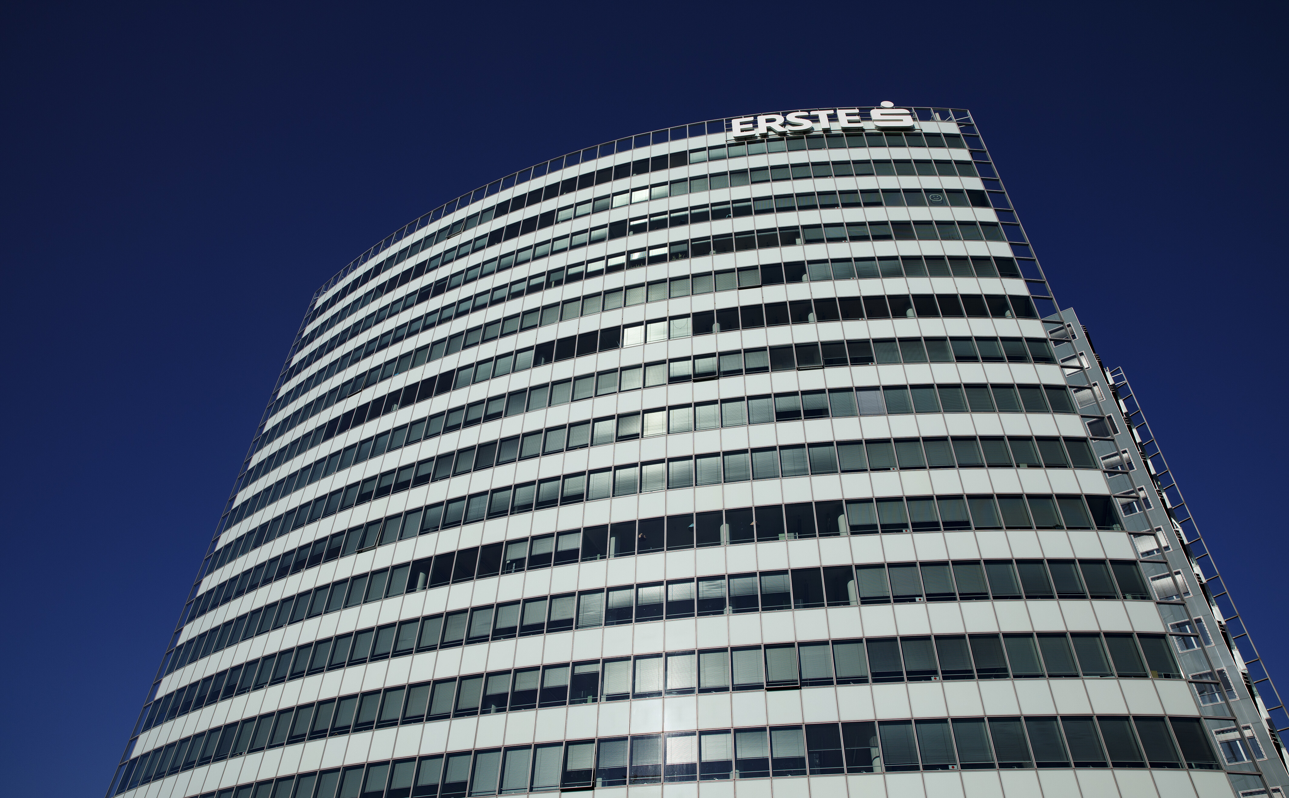 Meghatározó bank magasba nyúló székháza kap teljes felújítást ...