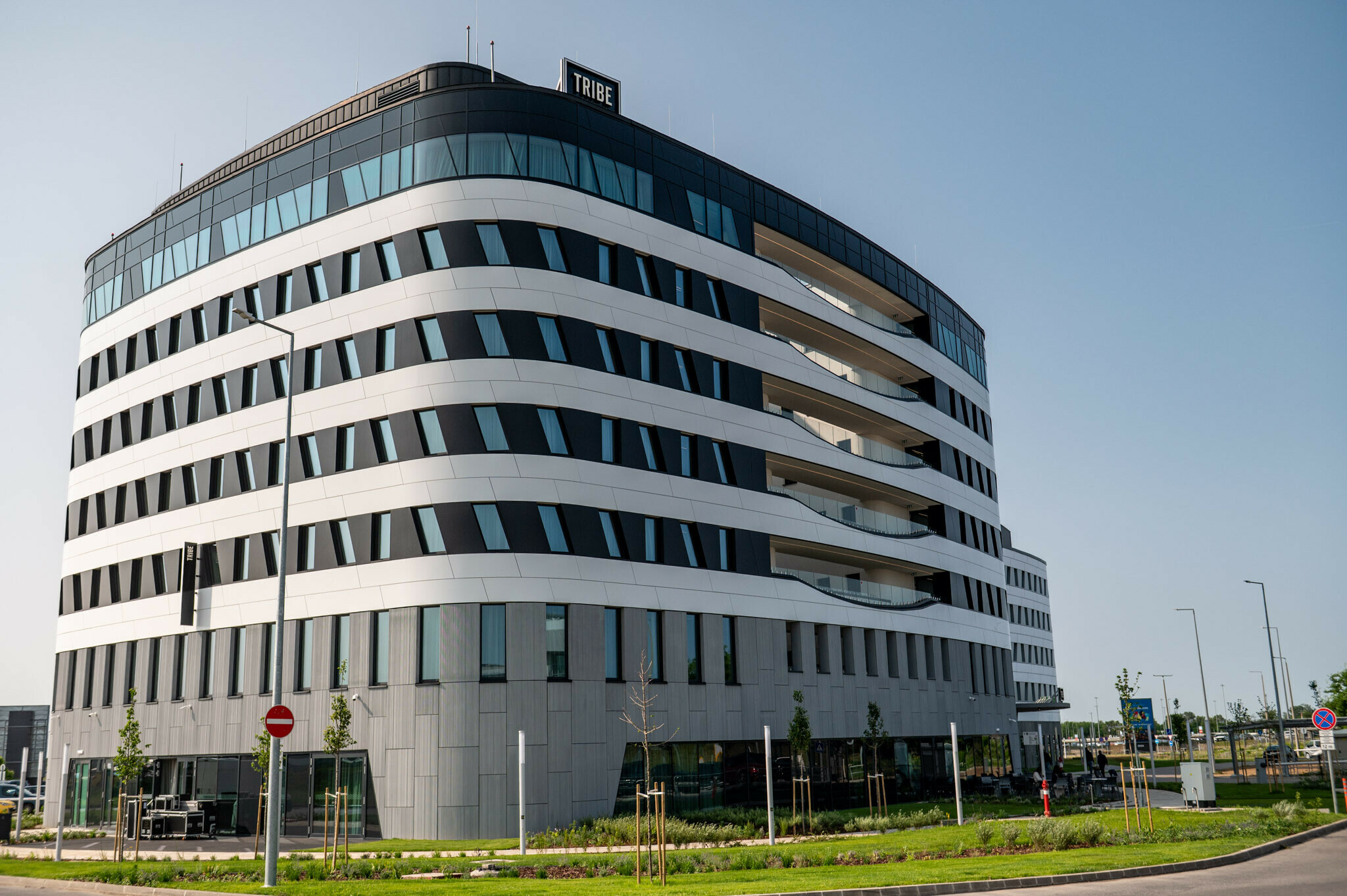 Két design­díjat nyert a repülőtéri TRIBE hotel | Magyar Építők