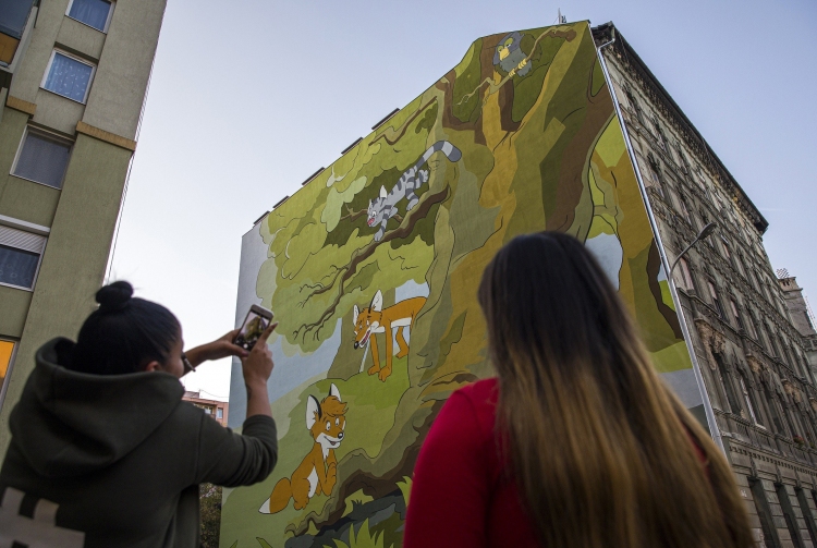 A Vuk című rajzfilm karakterei színesítik egy józsefvárosi ház falát ...